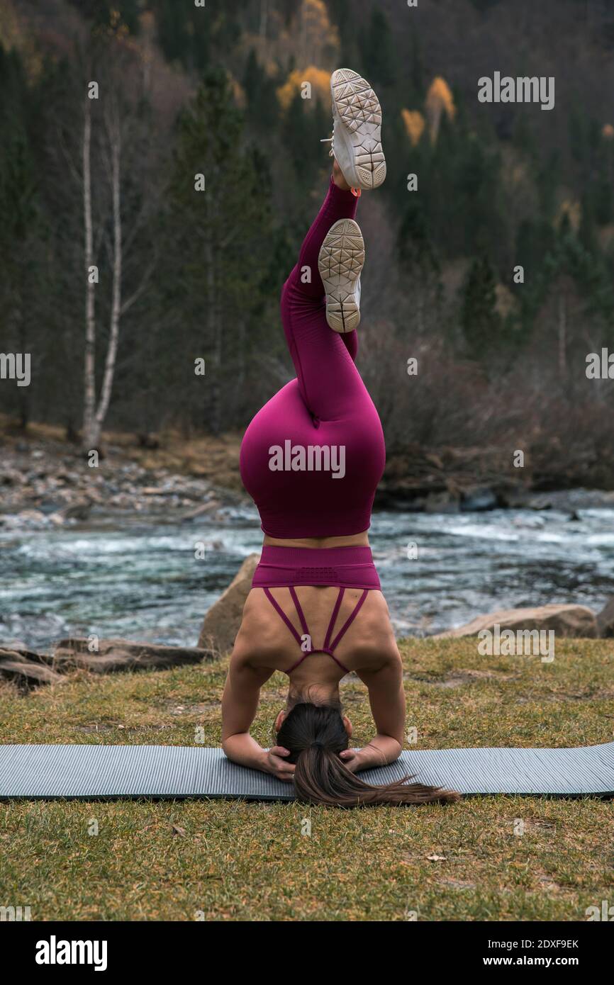 Intertwined legs hi-res stock photography and images - Alamy