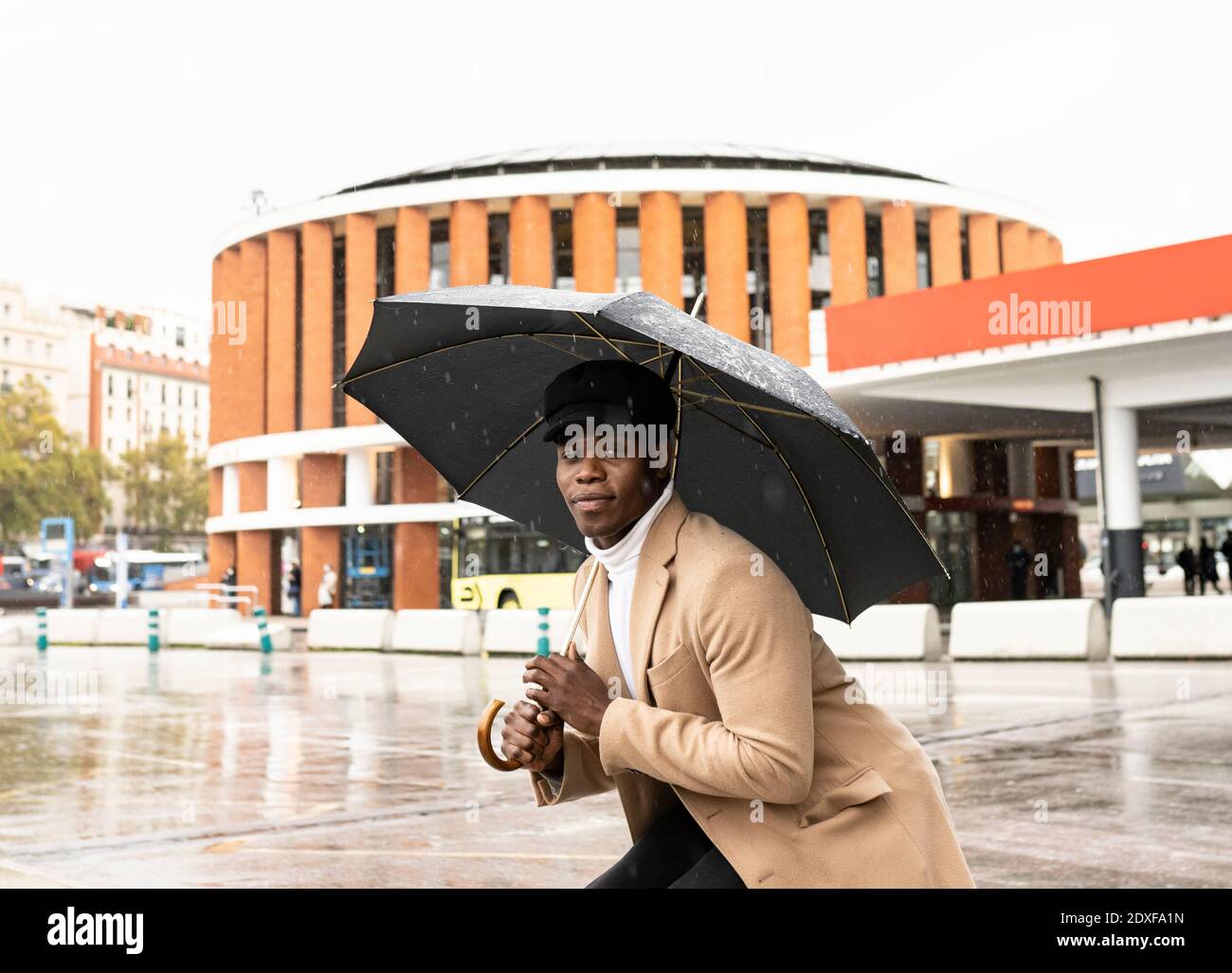 Umbrella man horizontal hi-res stock photography and images - Alamy