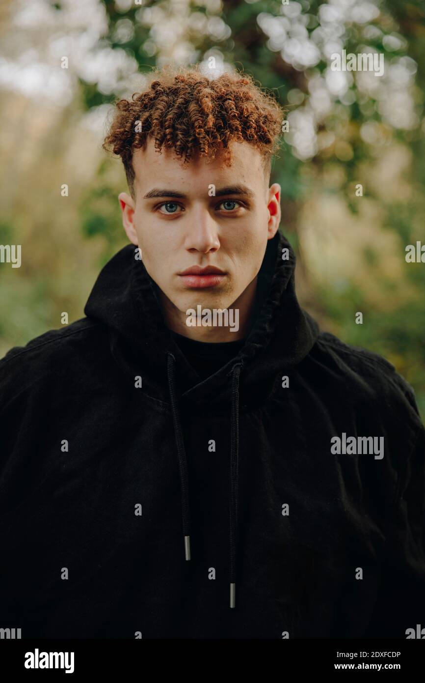 Black hooded man hi-res stock photography and images - Alamy