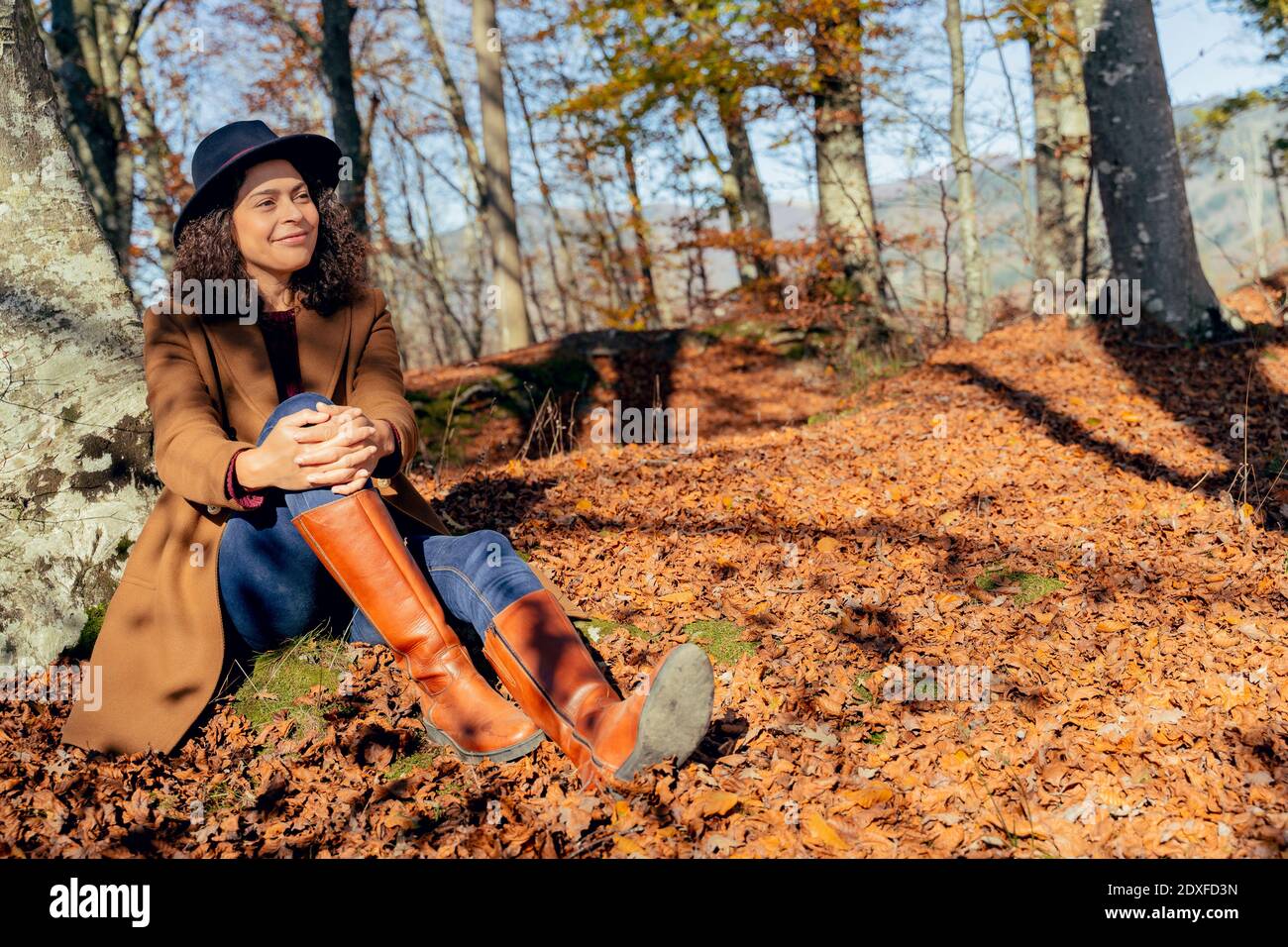 Sitting under tree hi-res stock photography and images - Alamy