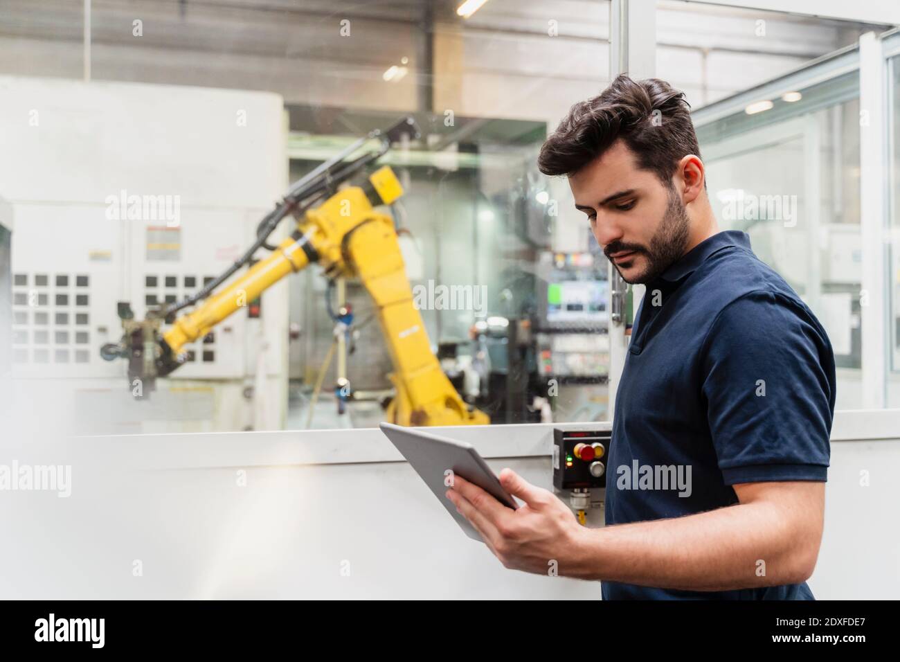 Factory worker using tablet hi-res stock photography and images - Alamy
