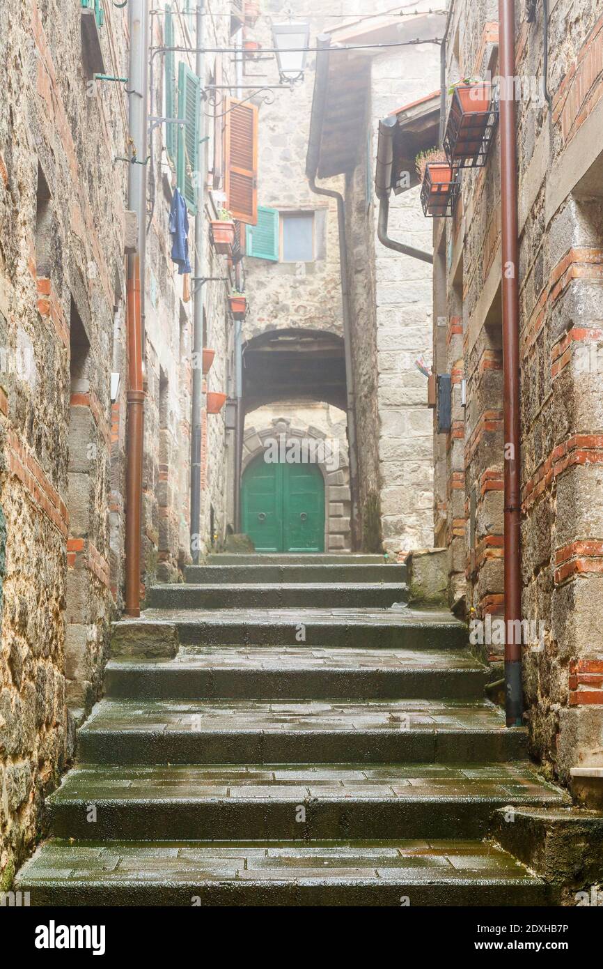 Narrow alley between old stone houses hi-res stock photography and ...