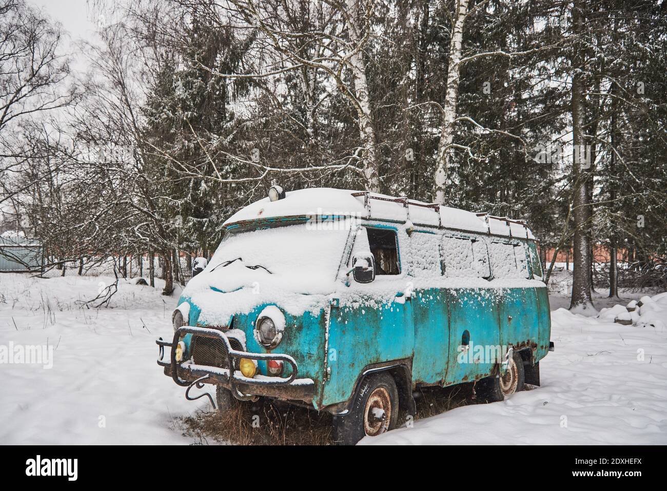 Abandoned minivan hi-res stock photography and images - Alamy