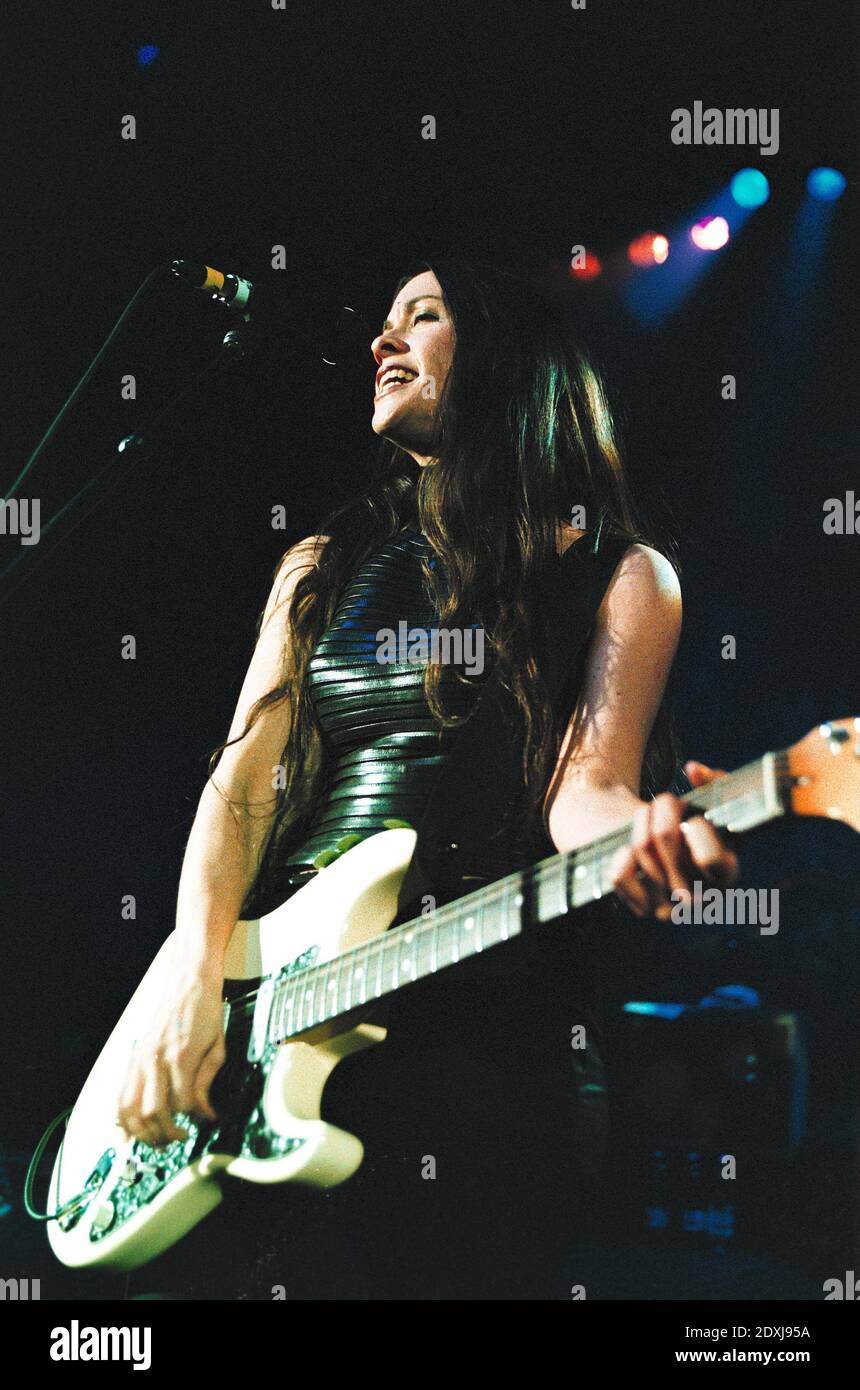 Alanis morrisette singing hi-res stock photography and images - Alamy