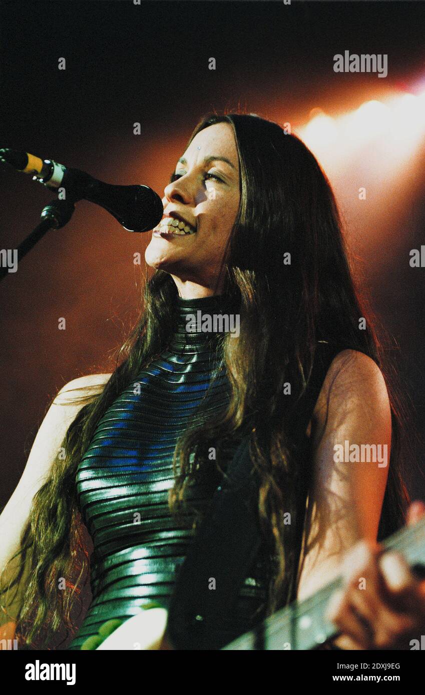 Alanis morrisette singing hi-res stock photography and images - Alamy