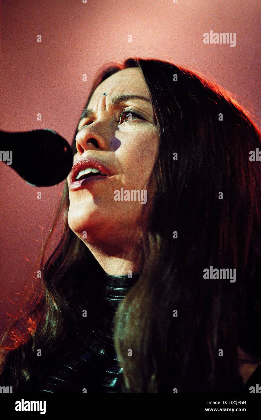 Alanis morrisette singing hi-res stock photography and images - Alamy