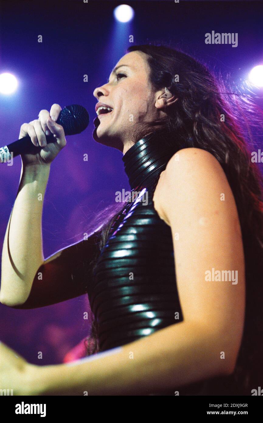 Alanis morrisette singing hi-res stock photography and images - Alamy