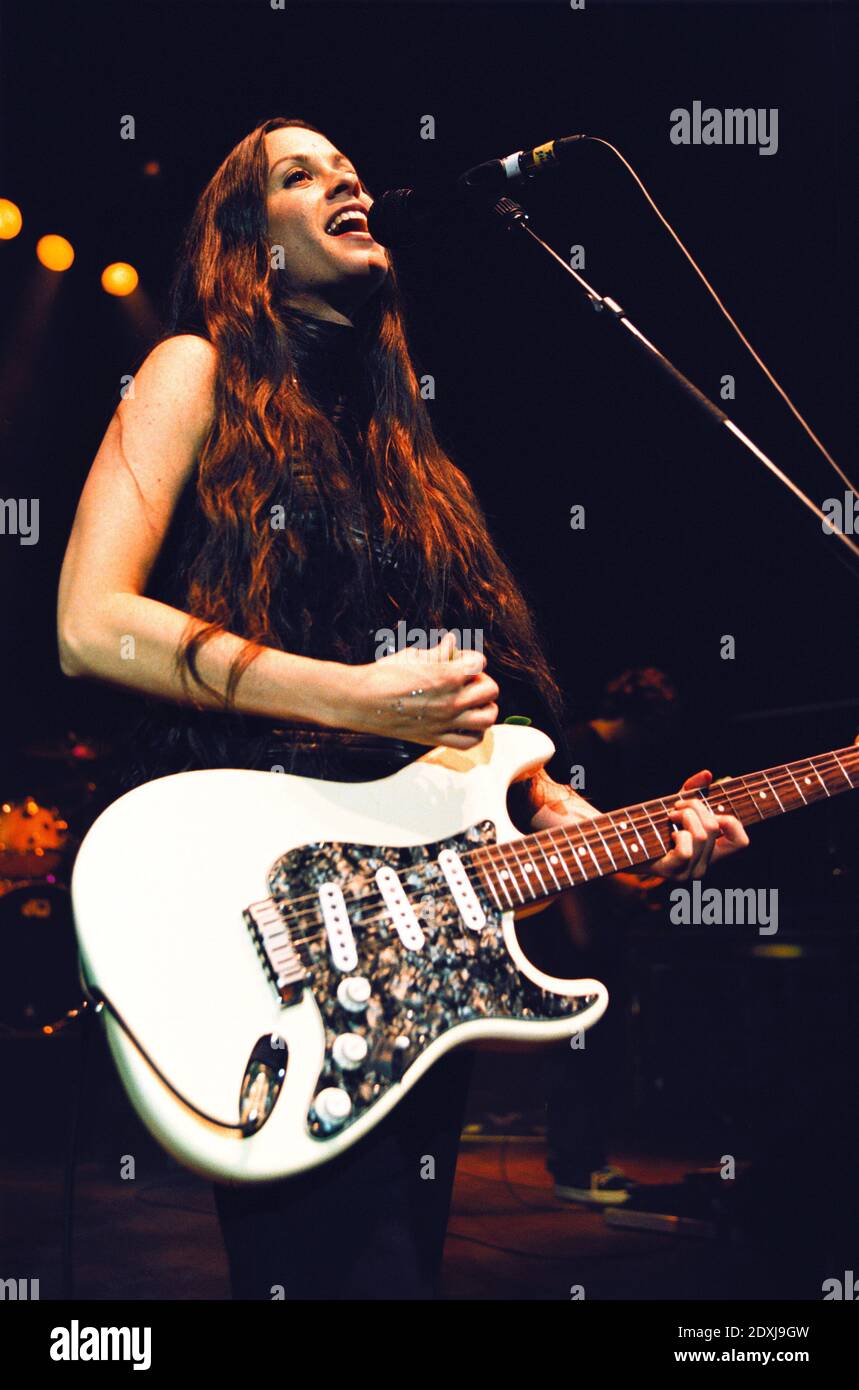 Alanis morrisette singing hi-res stock photography and images - Alamy