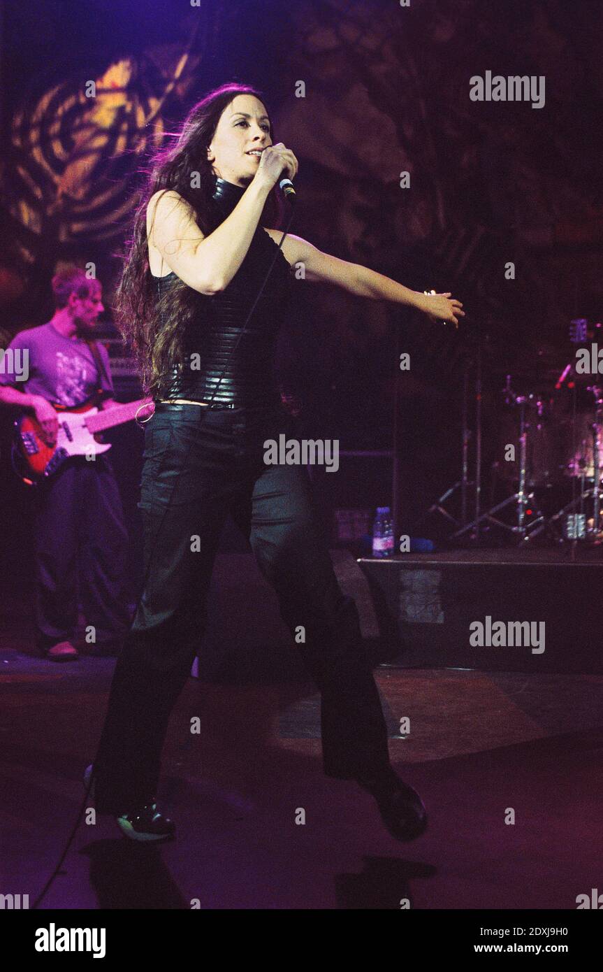 Alanis morrisette singing hi-res stock photography and images - Alamy