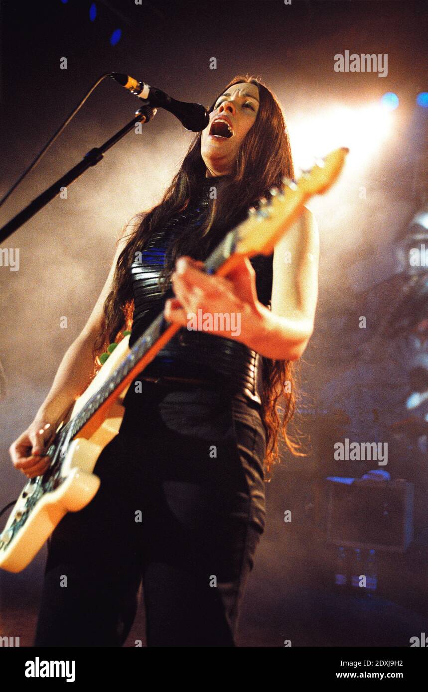Alanis morrisette singing hi-res stock photography and images - Alamy