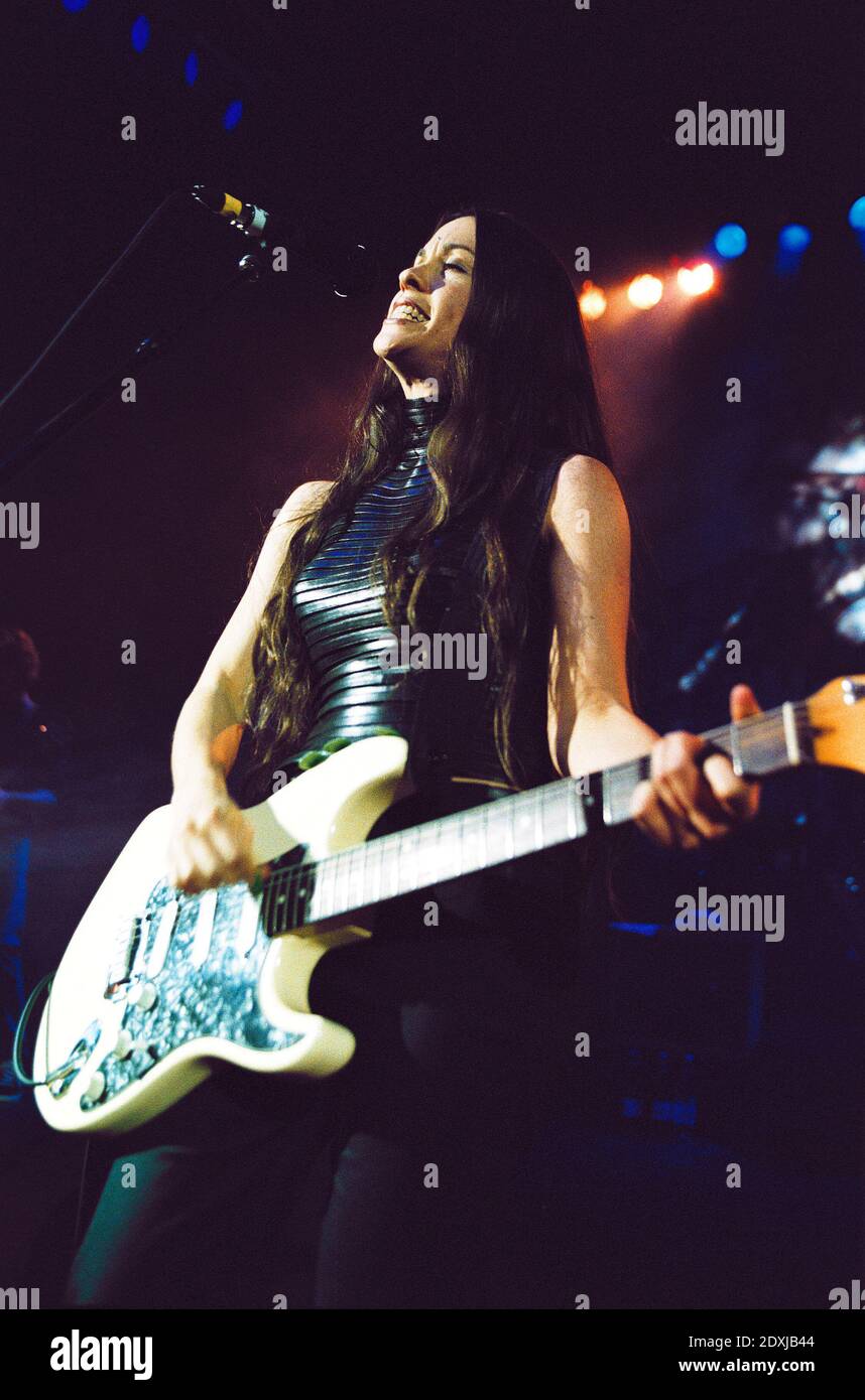 Alanis morrisette singing hi-res stock photography and images - Alamy