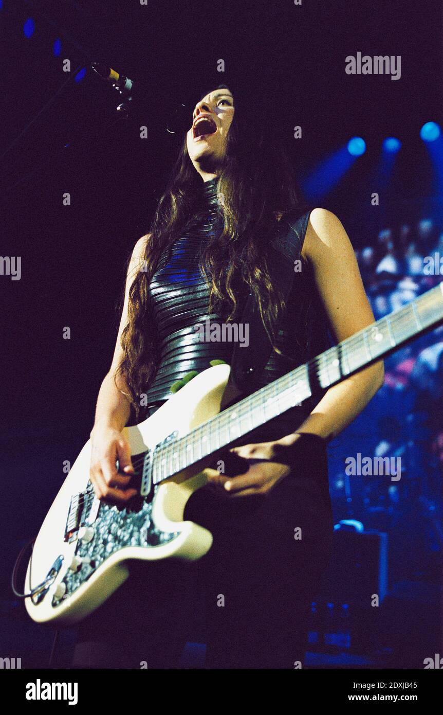 Alanis morrisette singing hi-res stock photography and images - Alamy