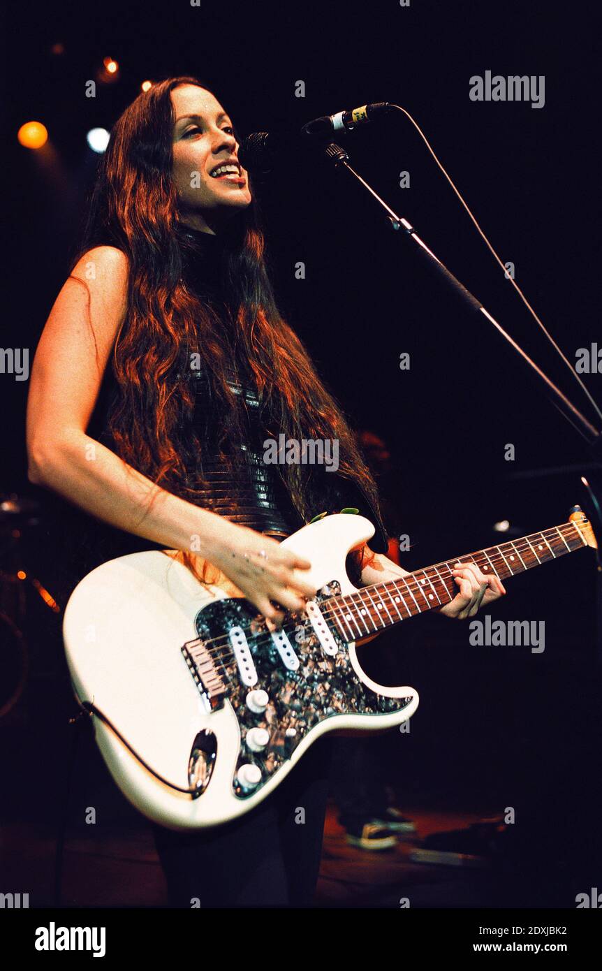 Alanis morrisette singing hi-res stock photography and images - Alamy
