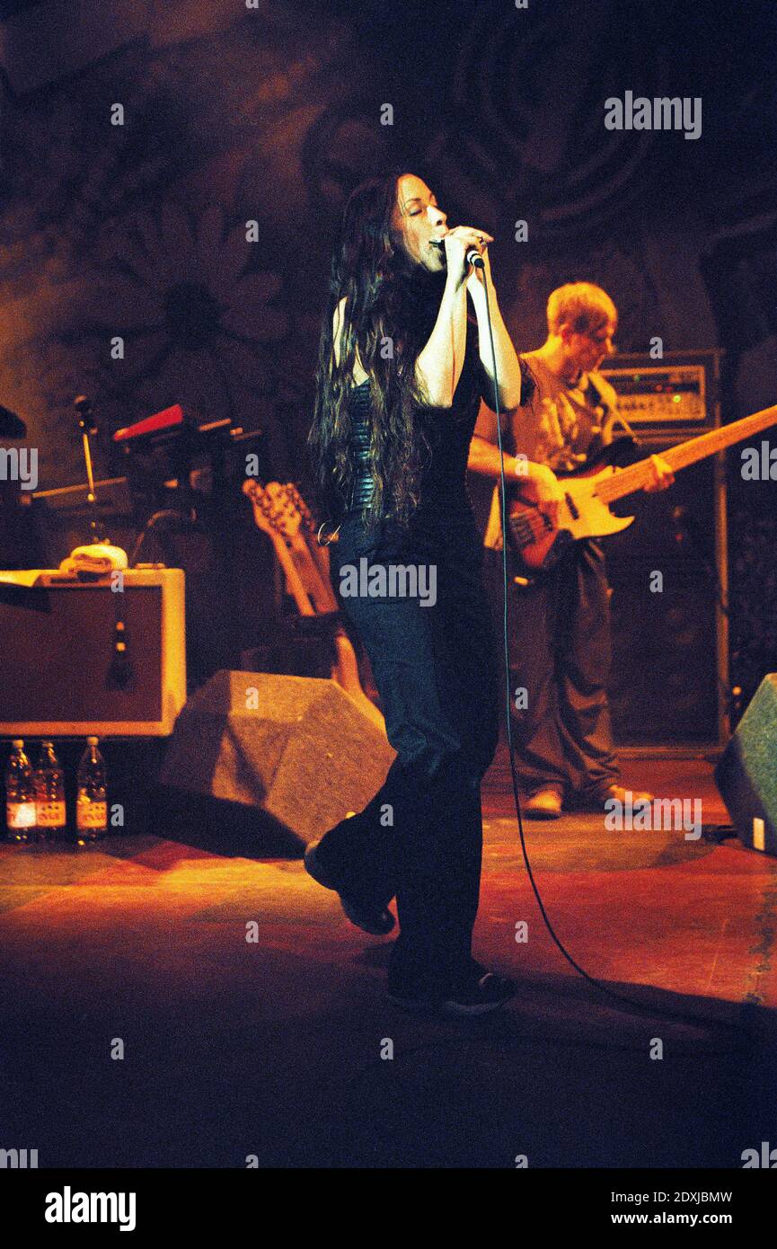 Alanis morrisette singing hi-res stock photography and images - Alamy