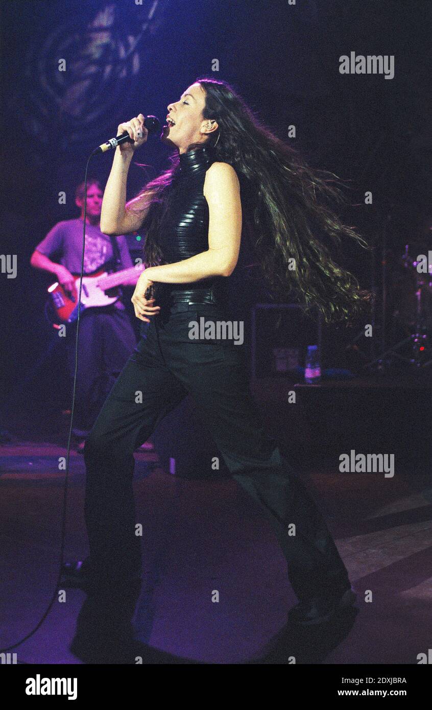 Alanis morrisette singing hi-res stock photography and images - Alamy