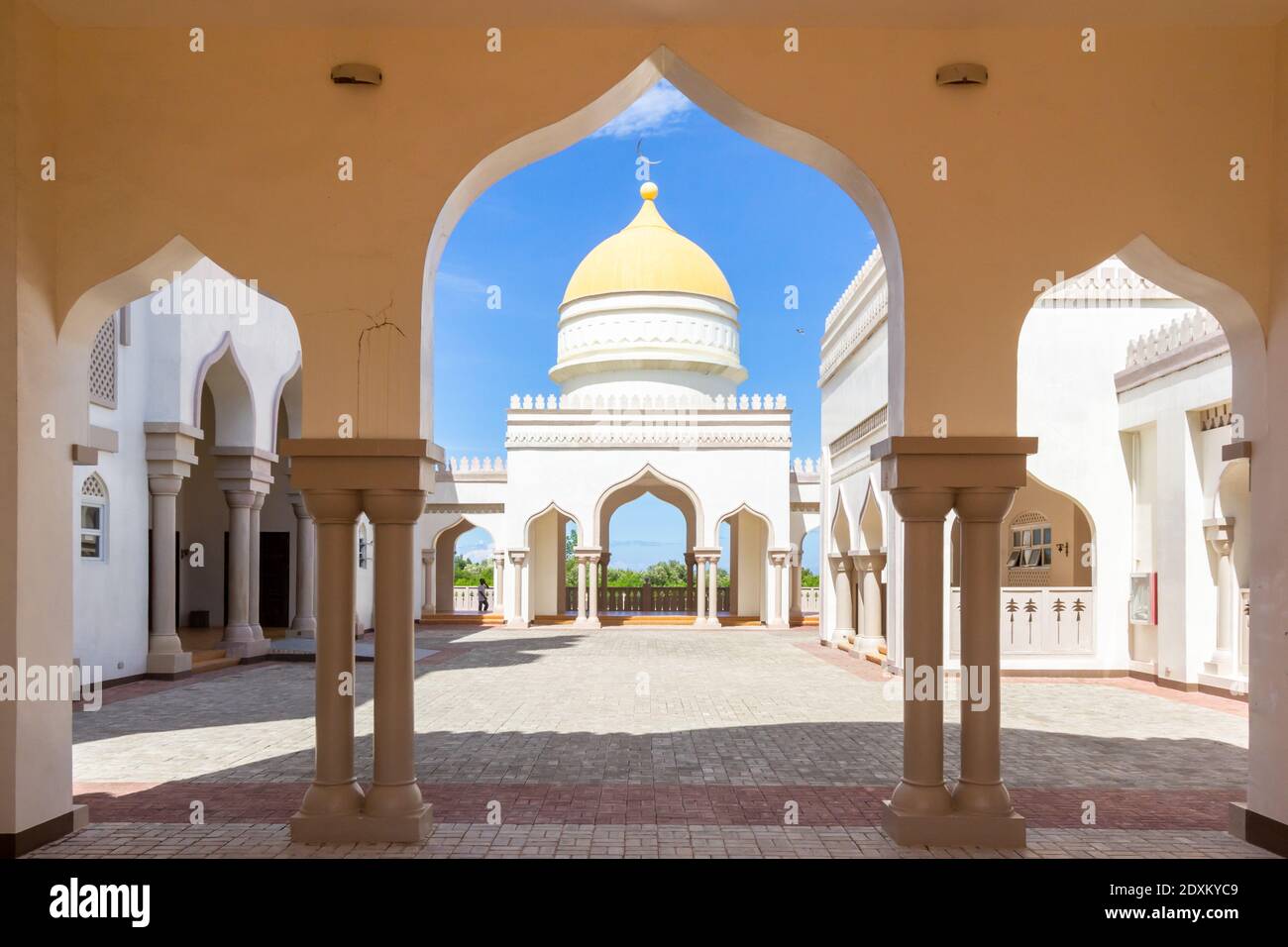 The Sultan Haji Hassanal Bolkiah Mosque in Cotabato City, Philippines ...