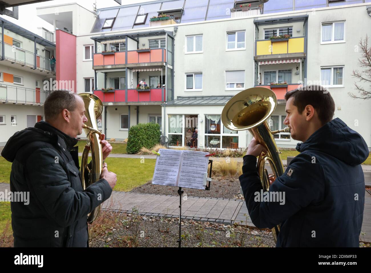 Erfurt, Germany. 24th Dec, 2020. Florian and his father Steffen Linse ...