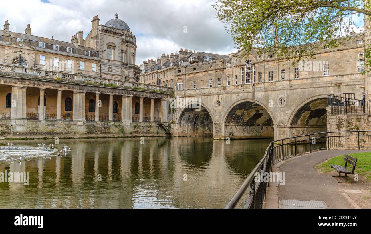 Pulteney Bridge seen from the Parade Gardens, Bath, Somerset, England ...
