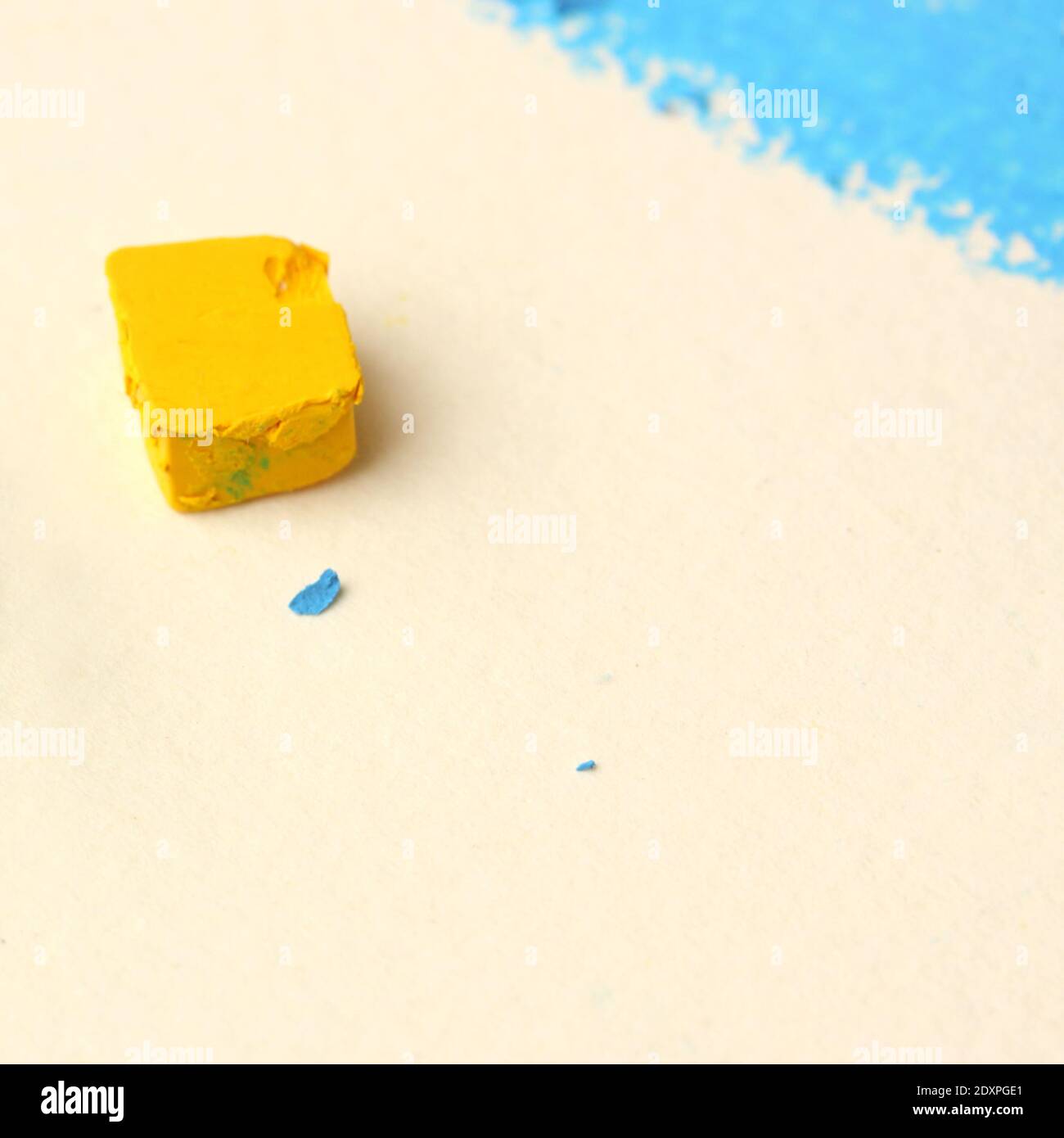 Yellow chalk hi-res stock photography and images - Alamy