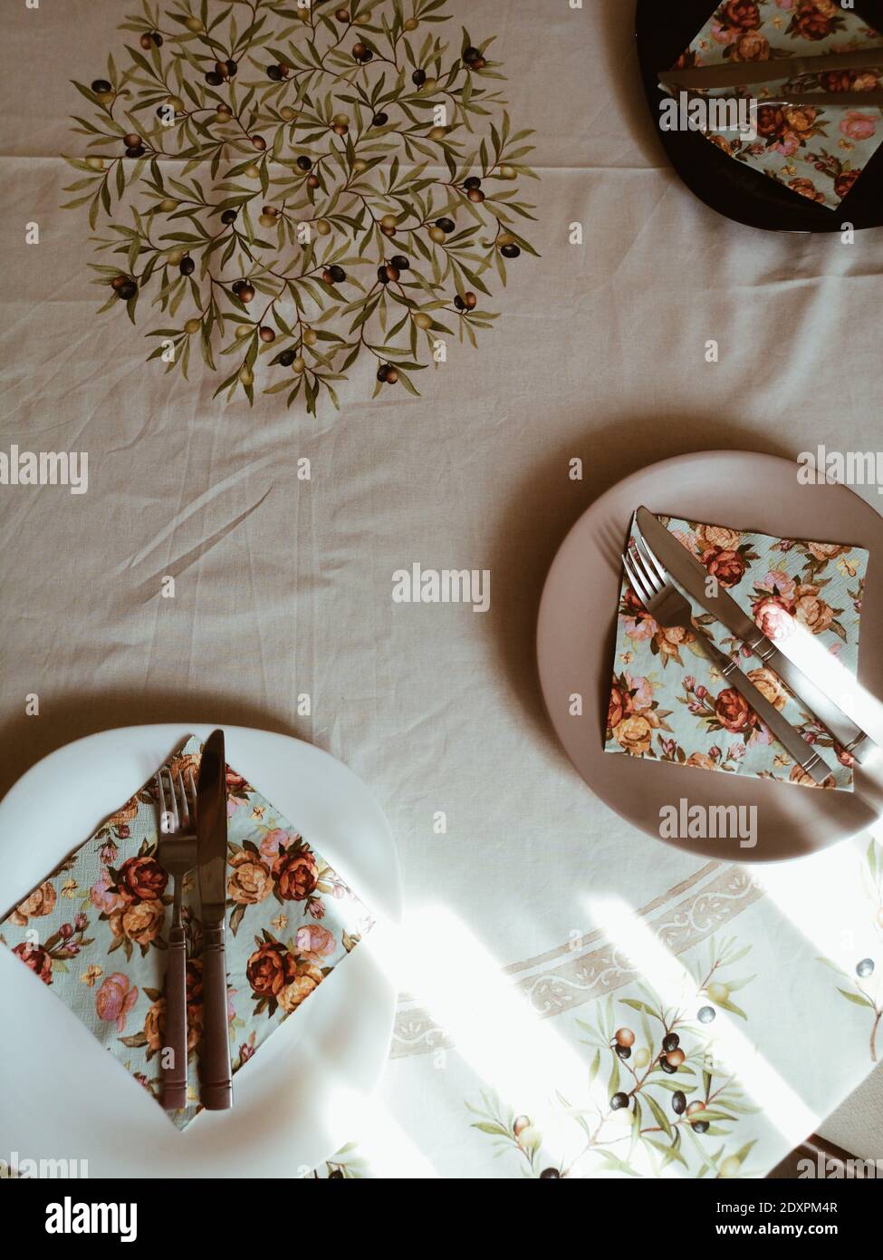 Dining room table set up hi-res stock photography and images - Alamy