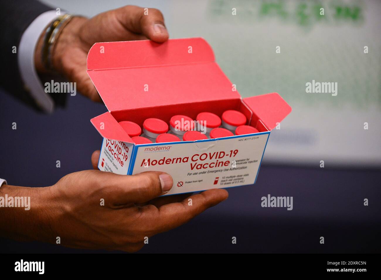Box of pfizer moderna vials hi-res stock photography and images - Alamy