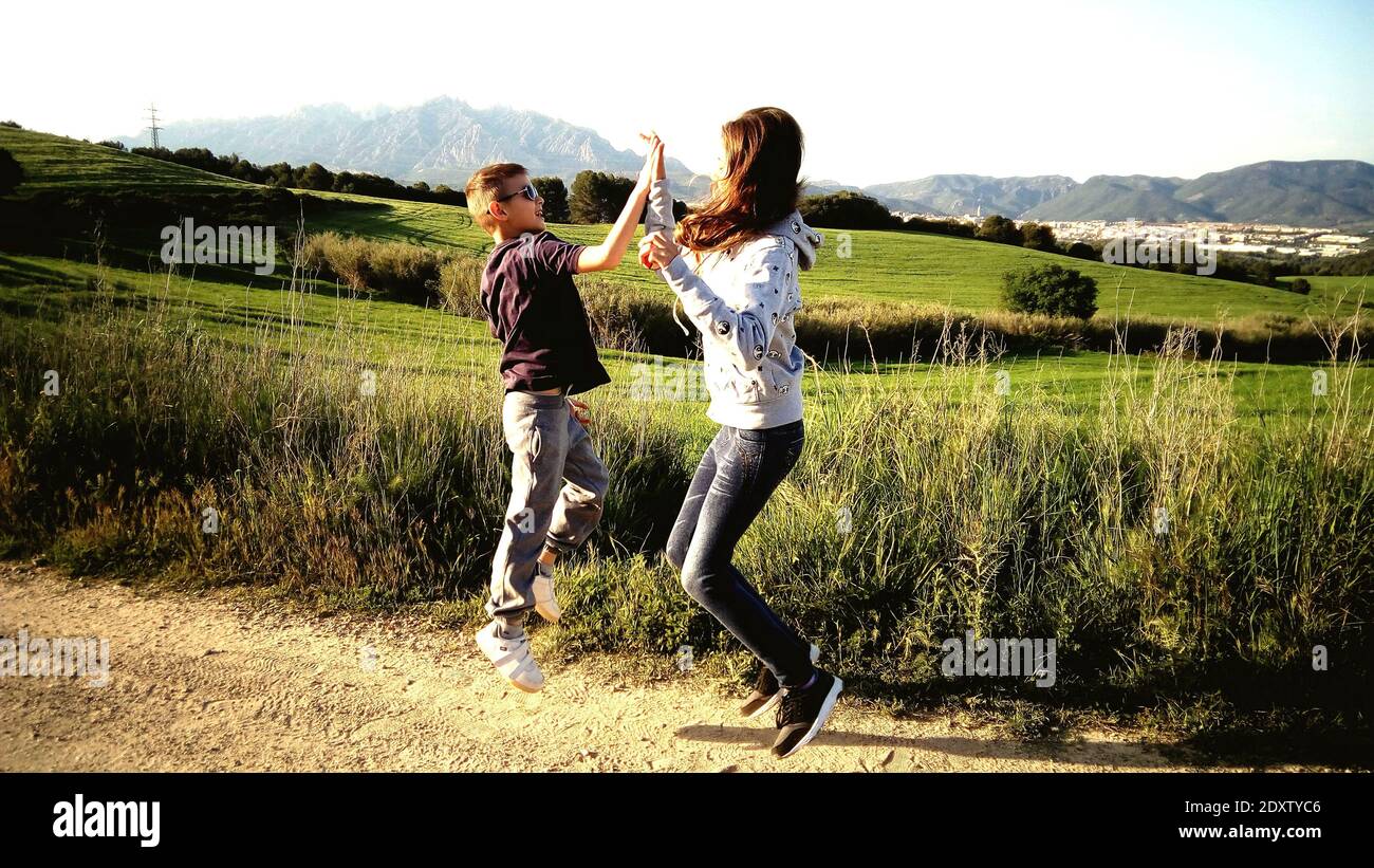 Boys high fiving hi-res stock photography and images - Alamy