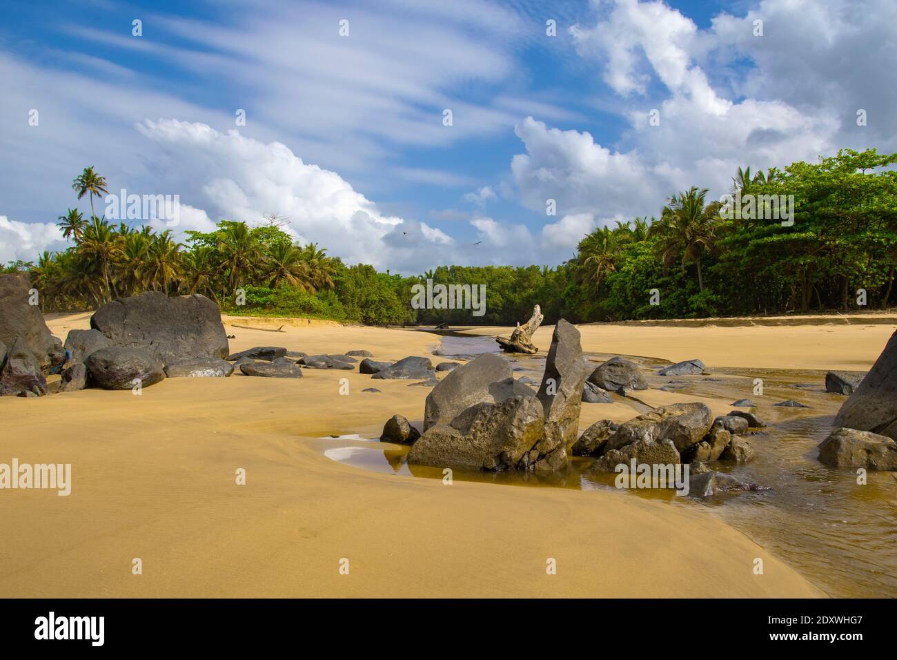 Beach axim ghana hi-res stock photography and images - Alamy