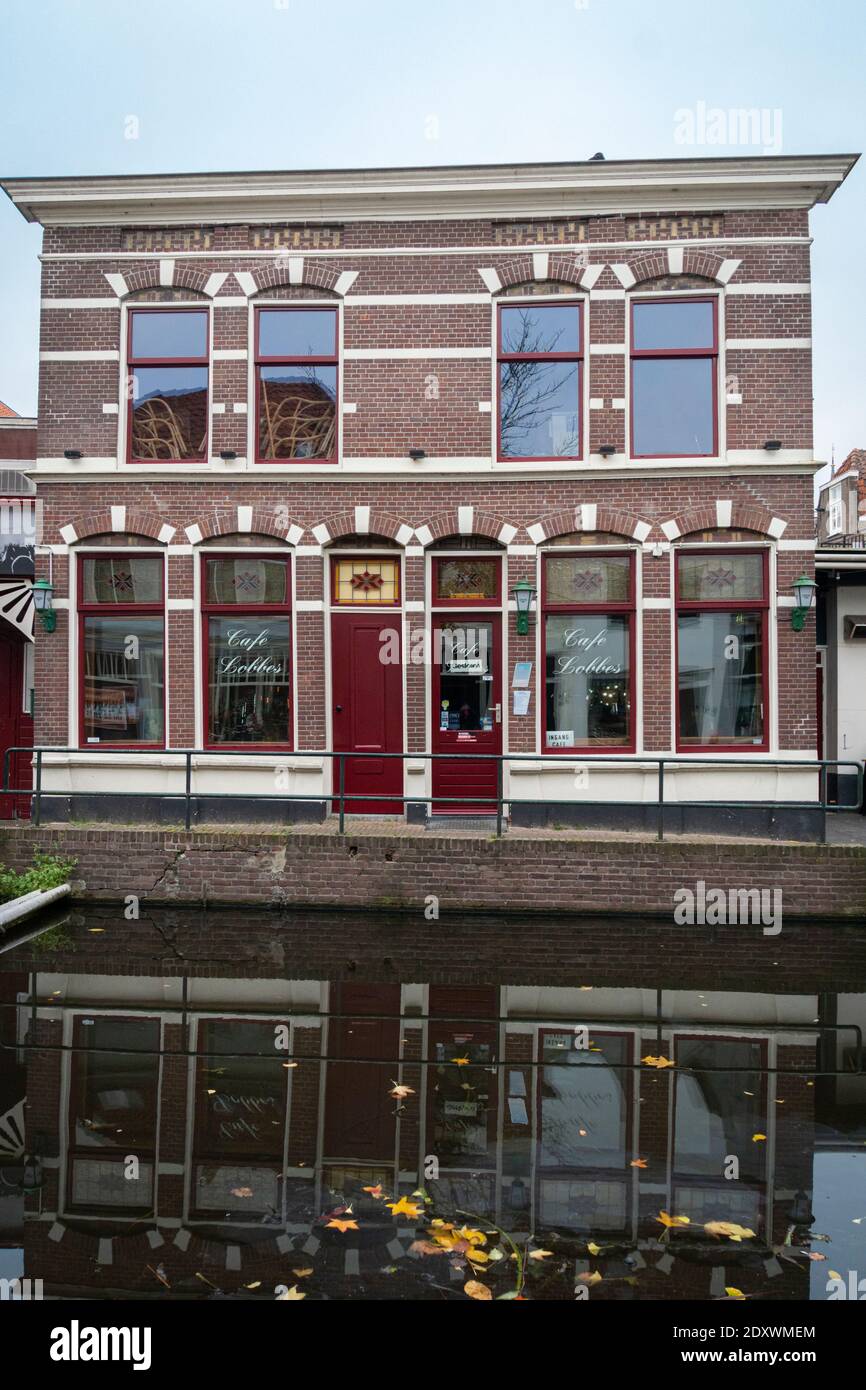Building facade with a canal in the foreground in the city of Gouda ...