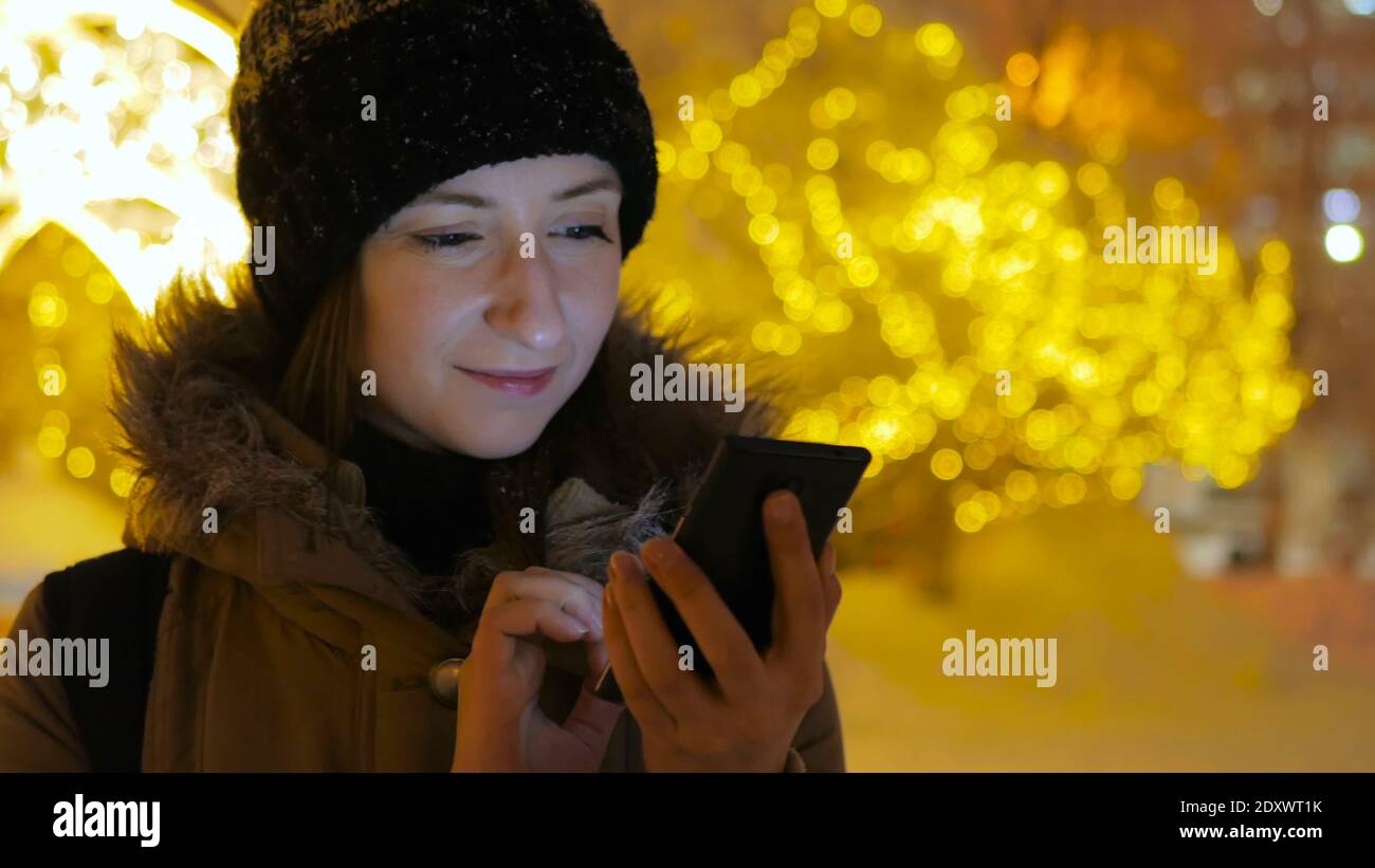 Using smartphone night city lights hi-res stock photography and images ...