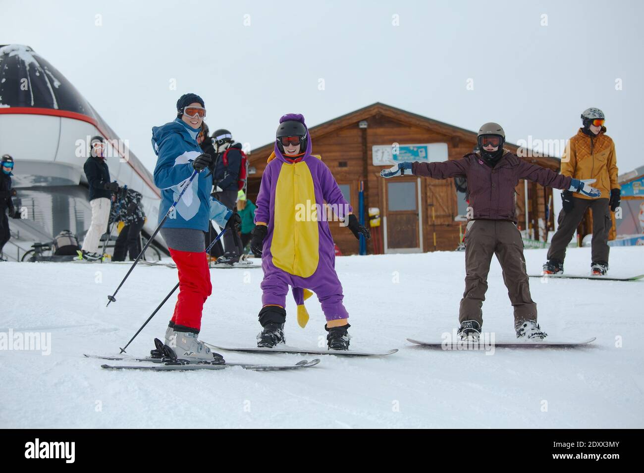 Group skiing hi-res stock photography and images - Alamy