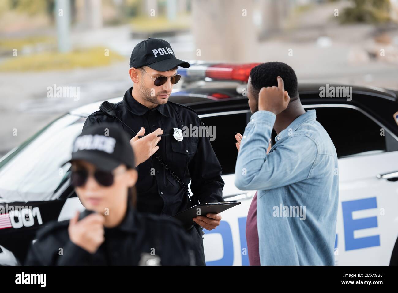 Police woman talking victim hi-res stock photography and images - Alamy