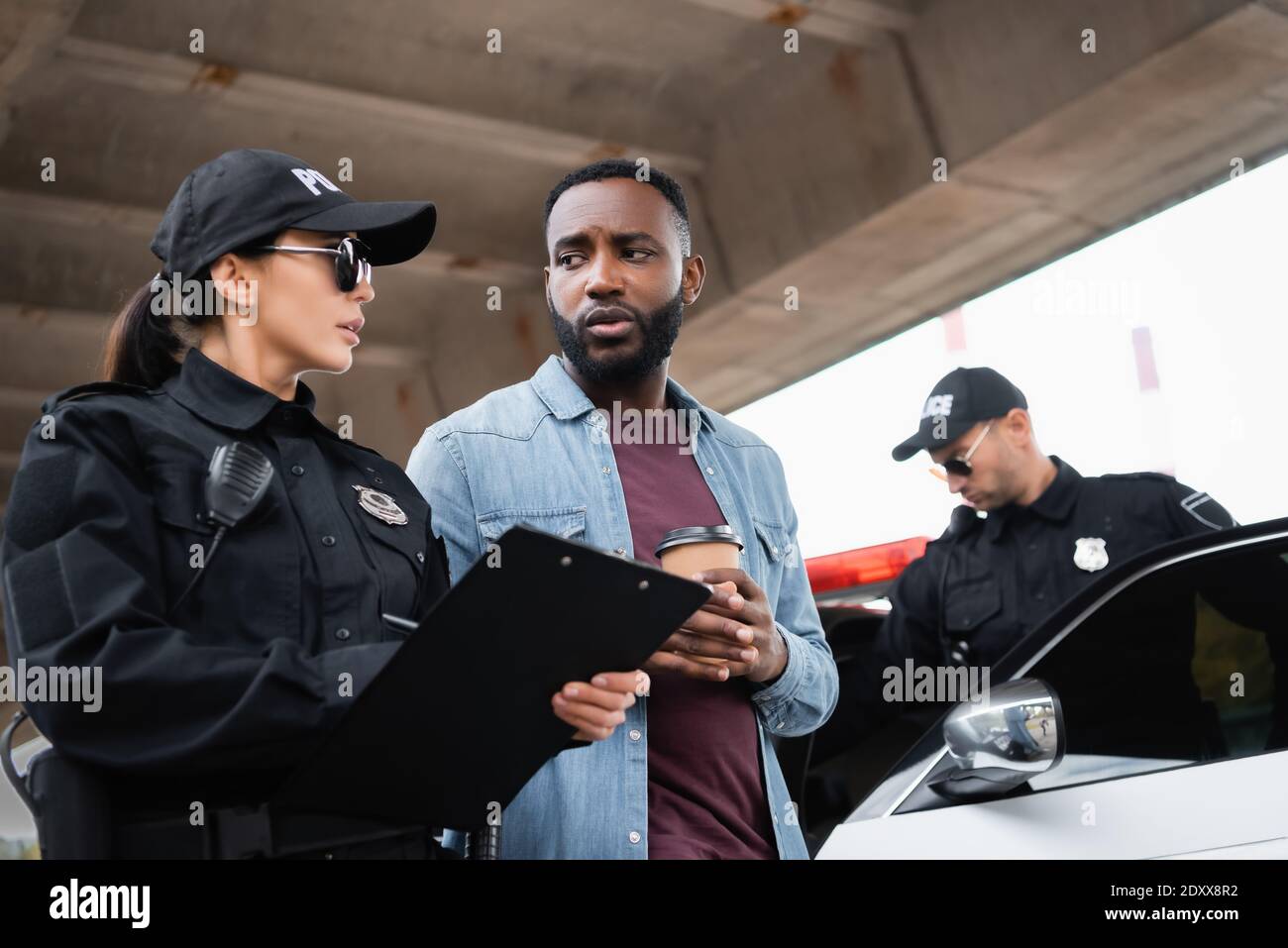 Police woman talking victim hi-res stock photography and images - Alamy