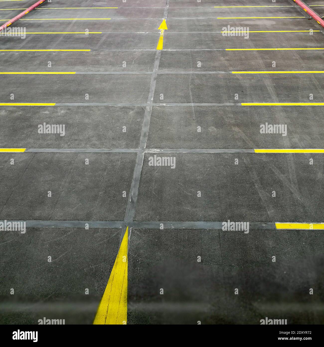 Yellow markings airport hi-res stock photography and images - Alamy