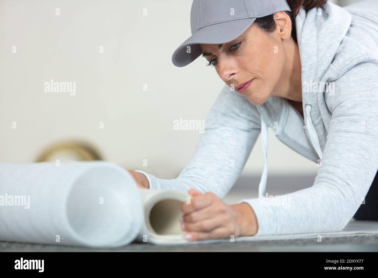 woman installing roll of flooring Stock Photo - Alamy