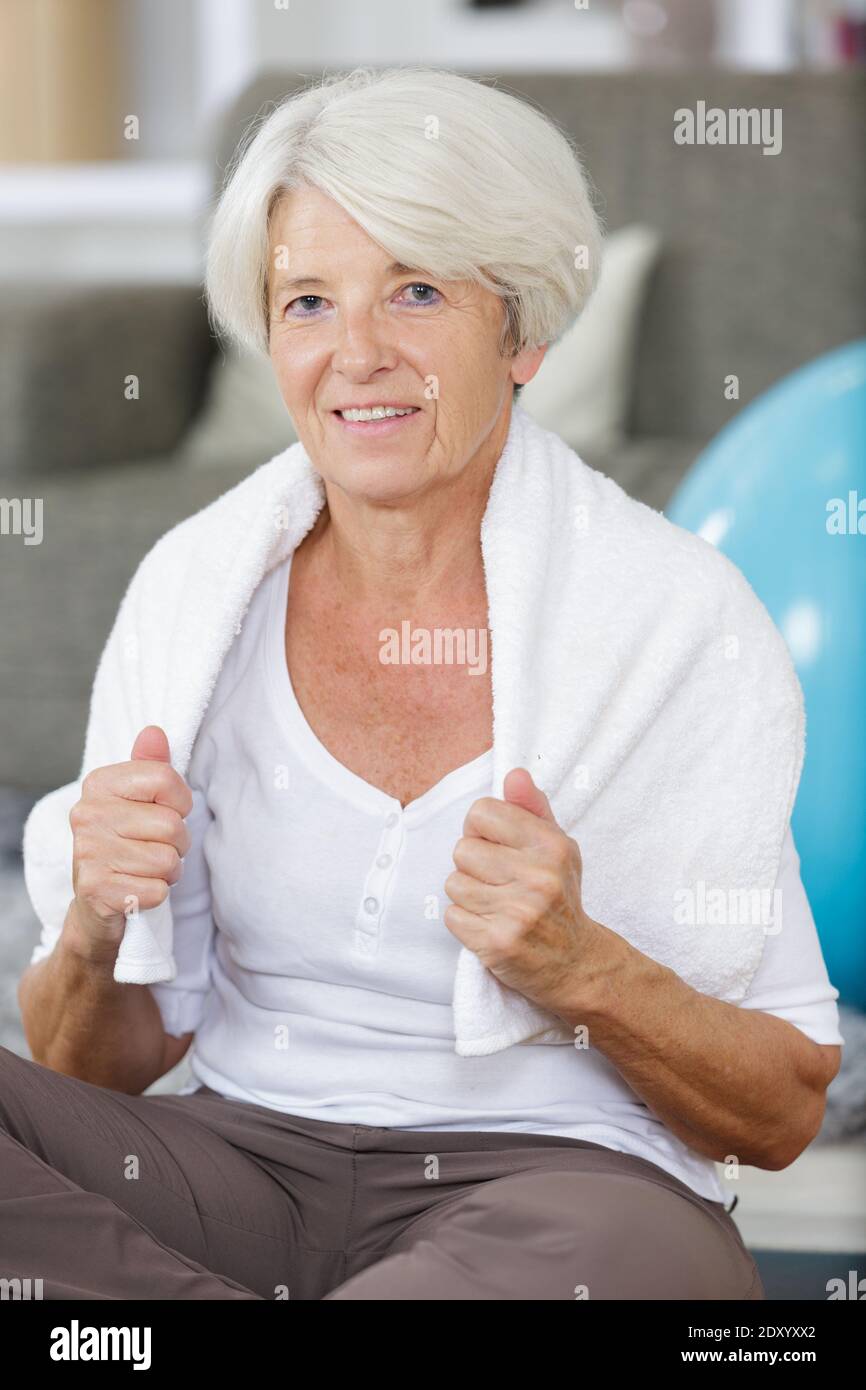 Mature fitness trainer towel hi-res stock photography and images - Alamy