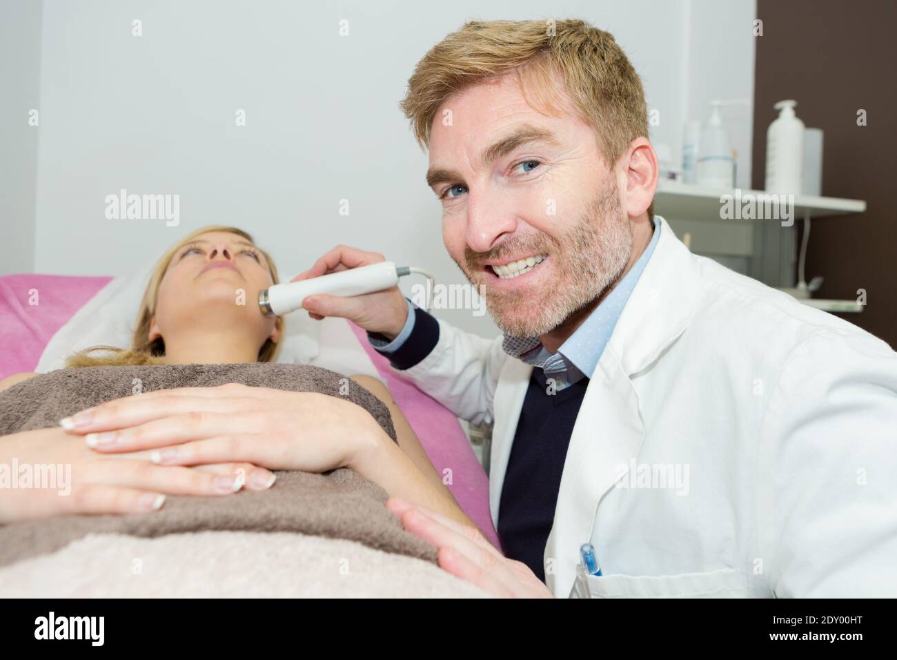 doctor using electric device on female patients chin Stock Photo - Alamy
