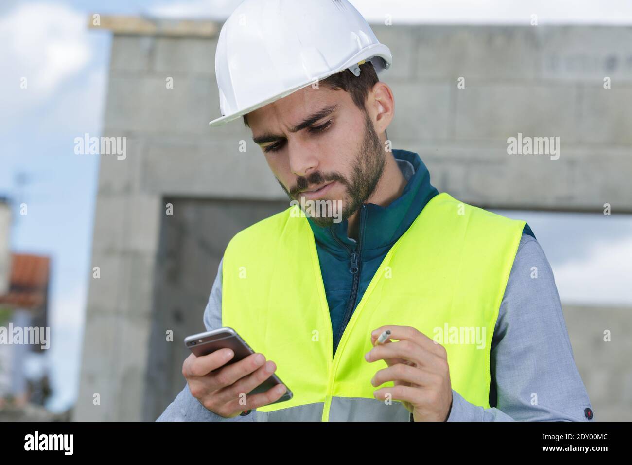 Mobile phone smoke cigarette young hi-res stock photography and images ...