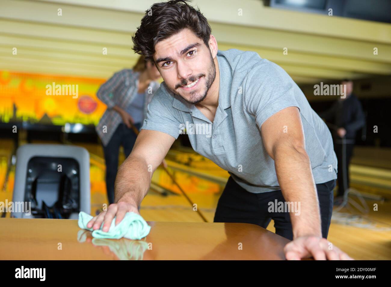 Waiter cleaning bar counter hi-res stock photography and images - Alamy