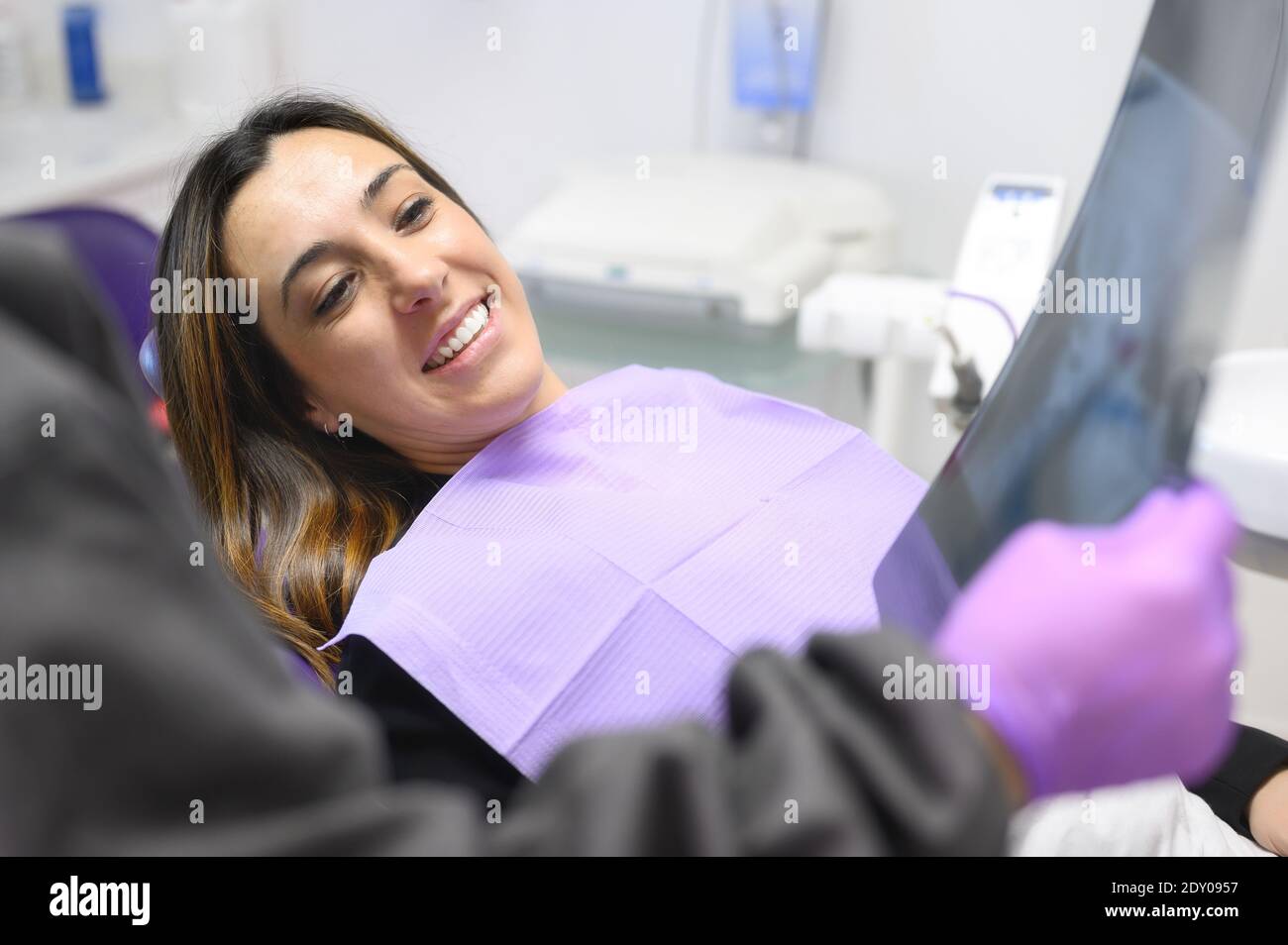 Doctor dentist showing patient's teeth on X-ray. High quality photo ...