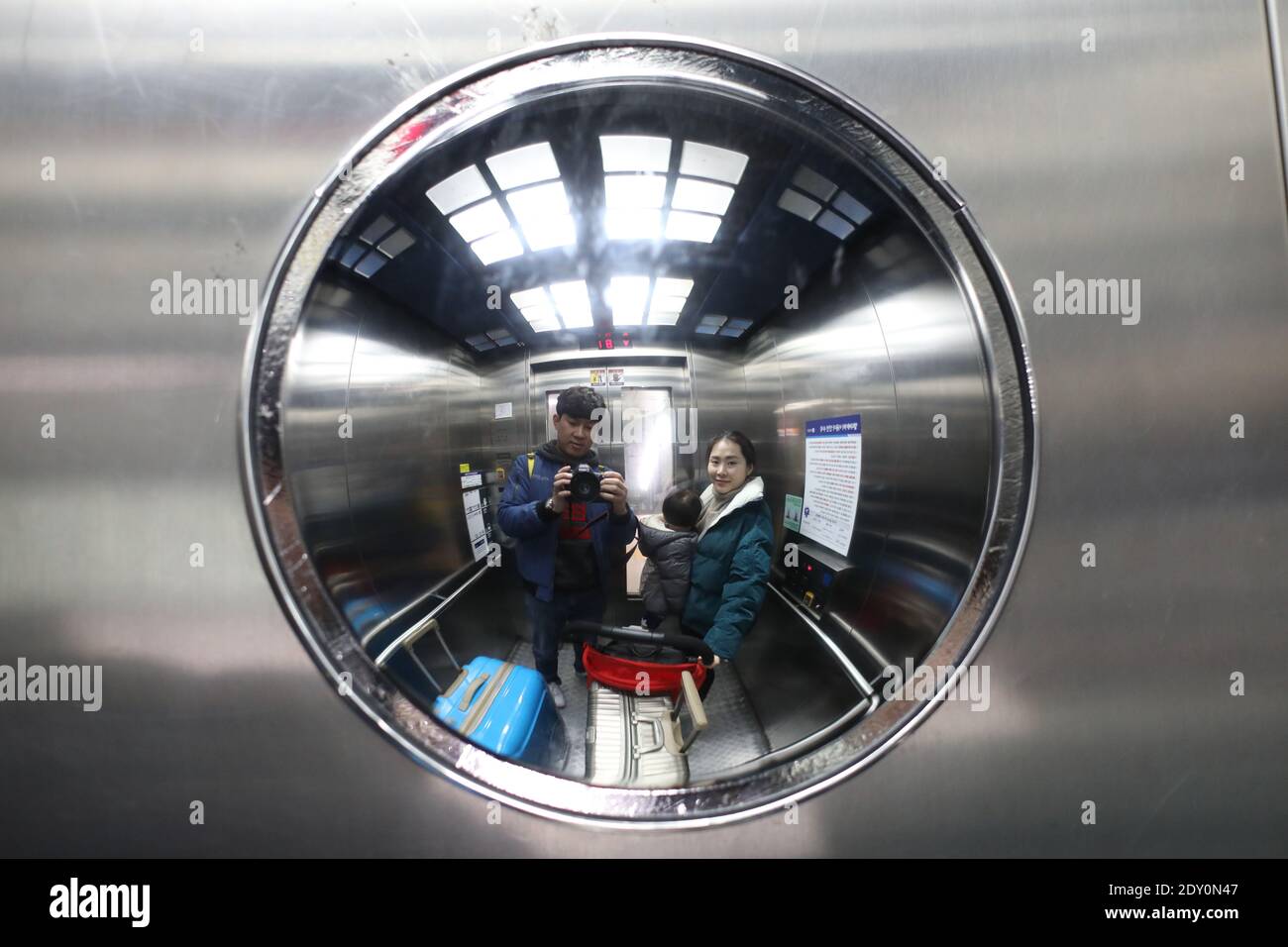 People in mirror elevator hi-res stock photography and images - Alamy