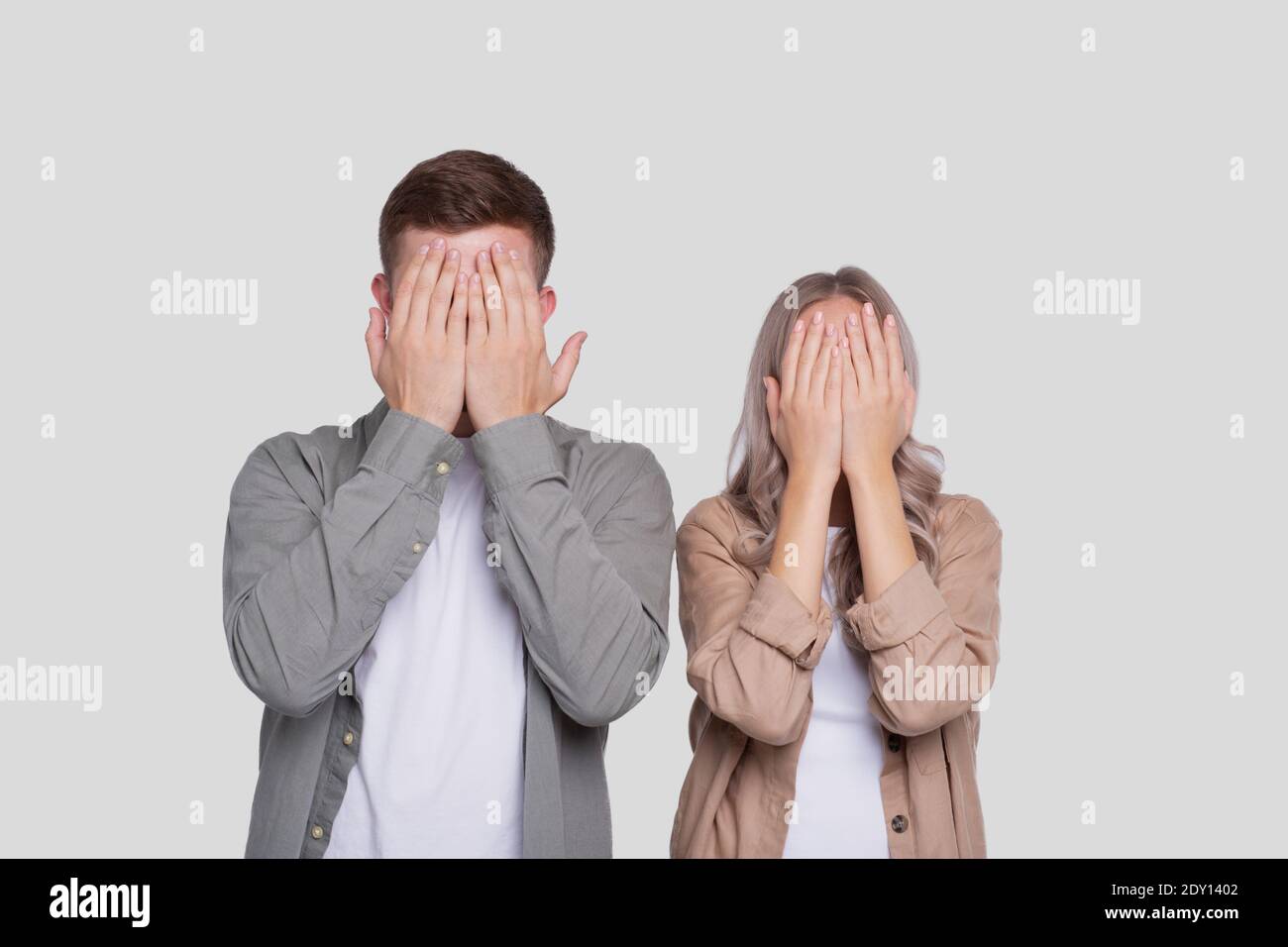 Hide face couple hi-res stock photography and images - Alamy