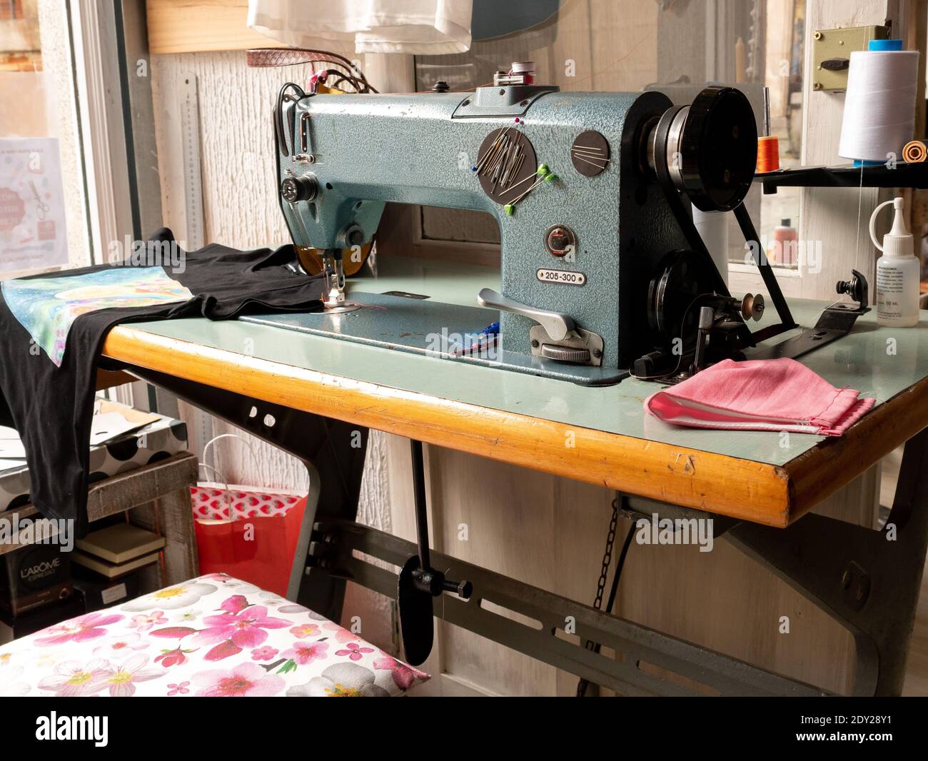 Chinese worker sewing machine hi-res stock photography and images - Alamy