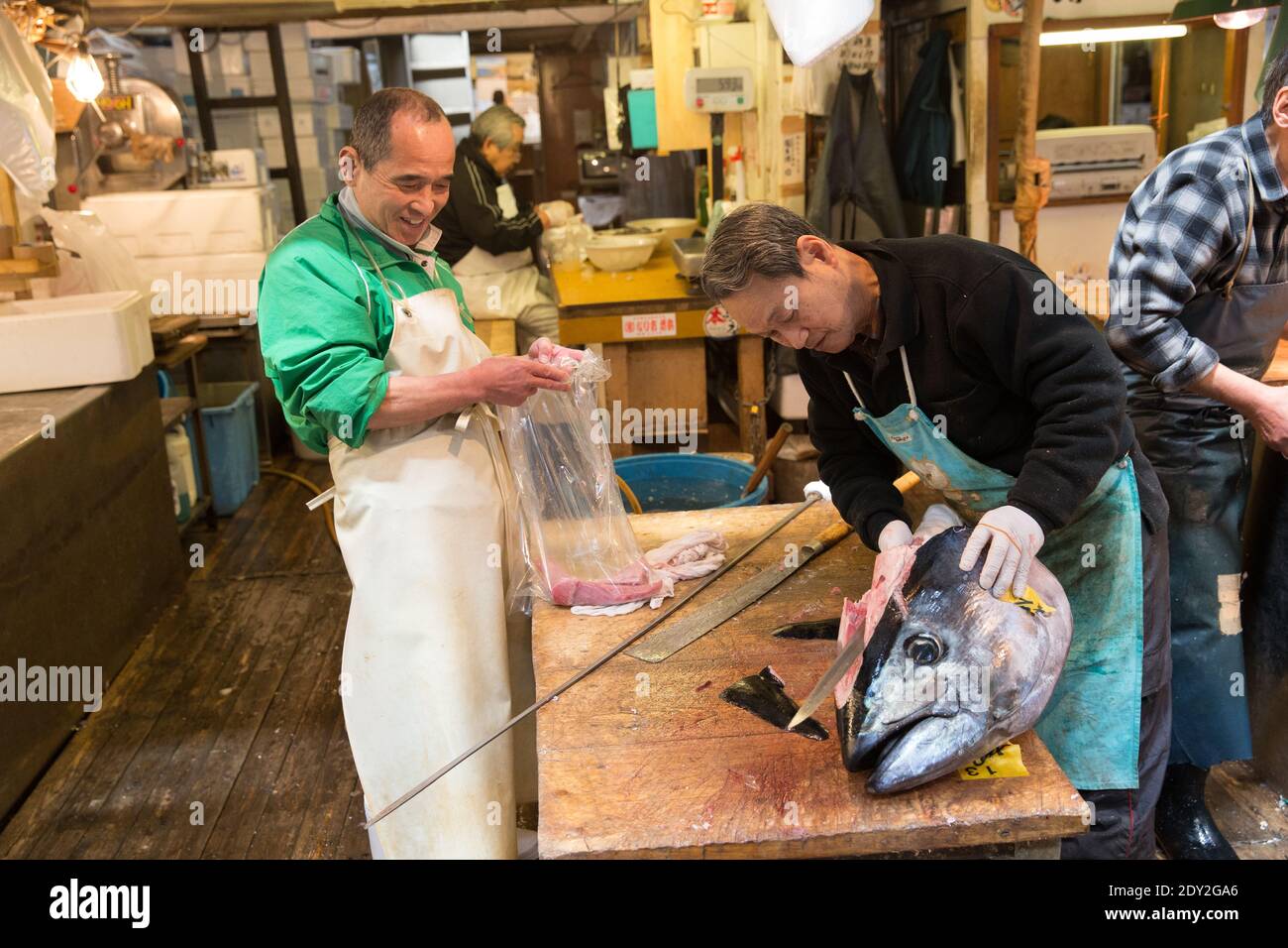 Tokyo, Japan : Worker cuts a fish open at Tsukiji fish market Stock ...