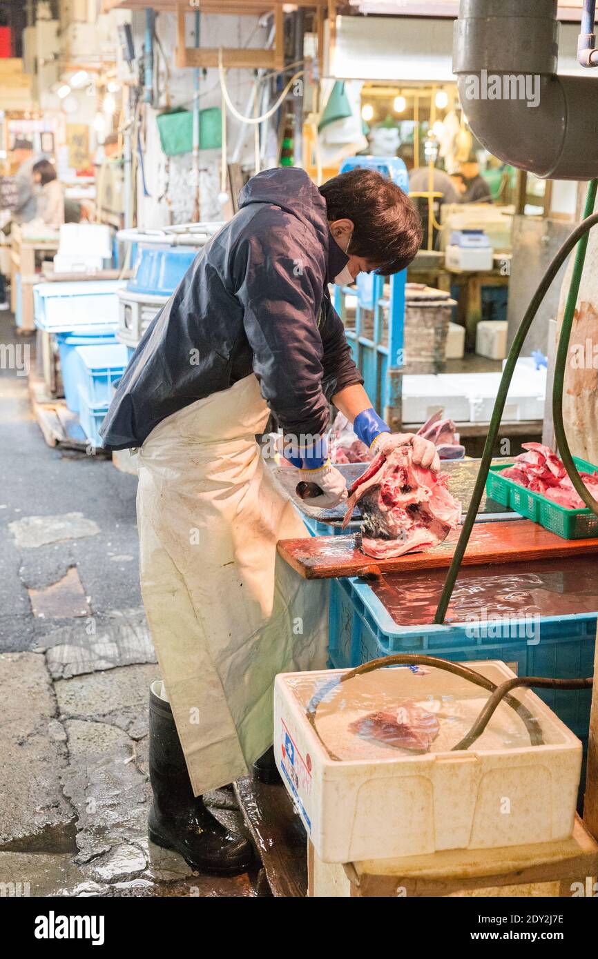 Tokyo, Japan : Worker cuts a fish open at Tsukiji fish market Stock ...