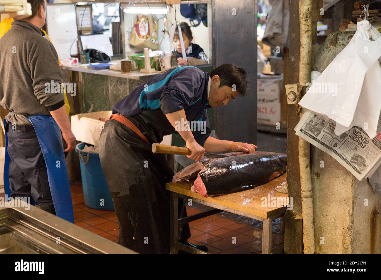 Tokyo, Japan : Worker cuts a fish open at Tsukiji fish market Stock ...