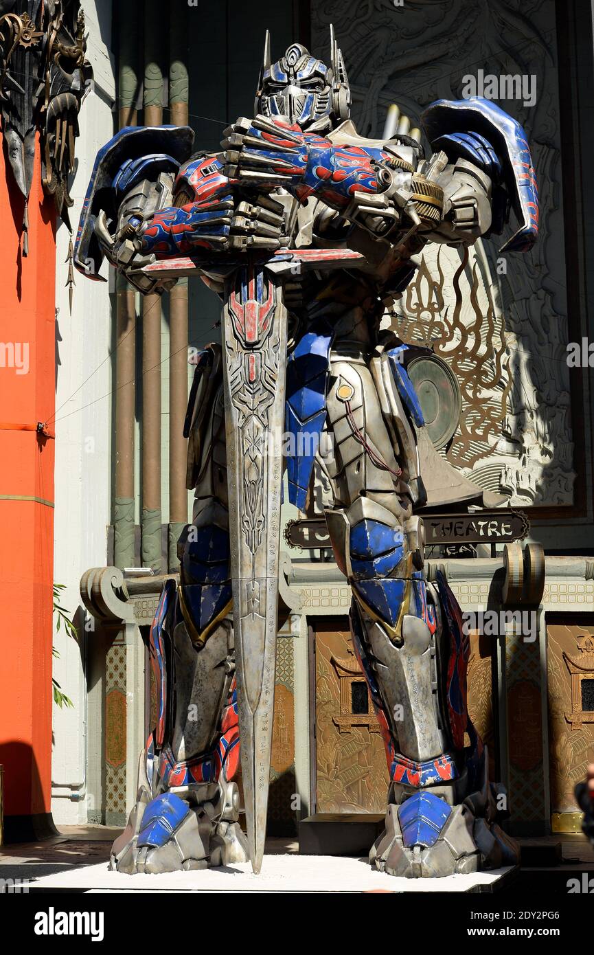 Transformers's Hoptimus Prime handprint and footprint ceremony on ...