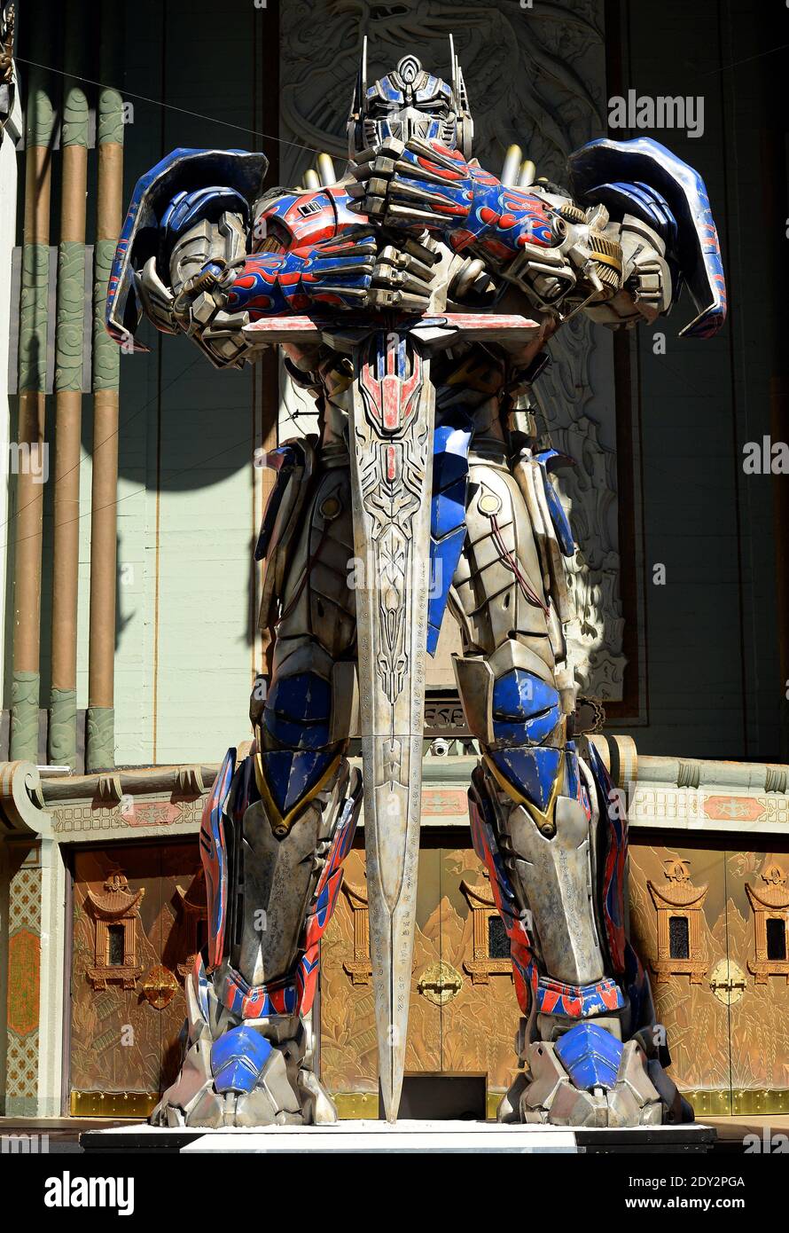 Transformers's Hoptimus Prime handprint and footprint ceremony on ...