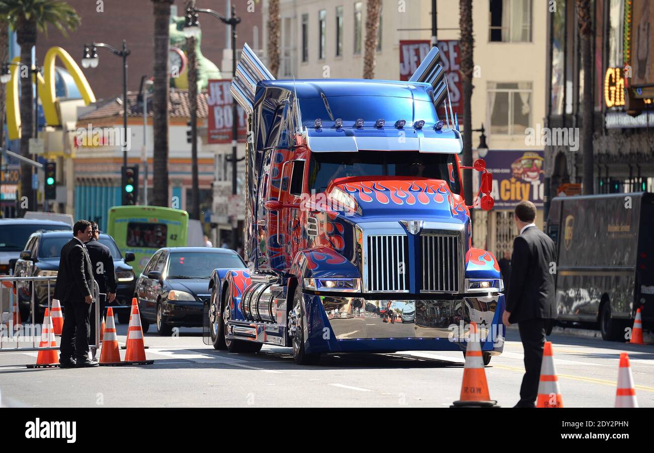 Transformers's Hoptimus Prime handprint and footprint ceremony on ...