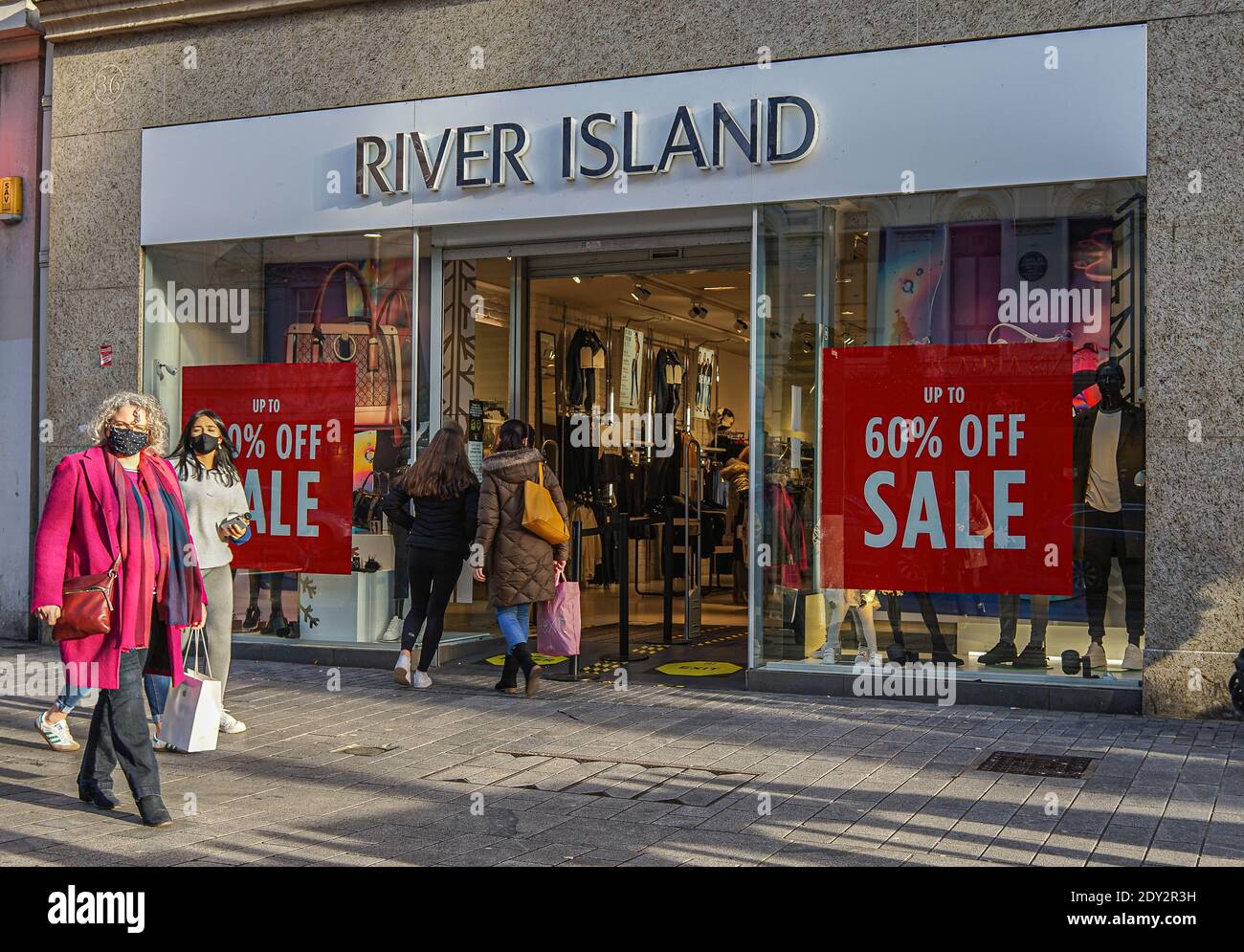 Customers seen entering the River Island Store Stock Photo - Alamy