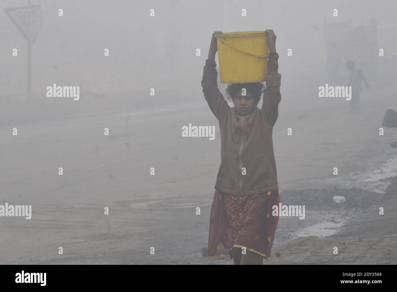 Pakistani Commuters make their way amid dense fog on a cold winter ...